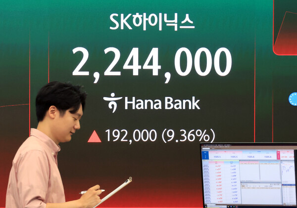 SK하이닉스, 장중 시총 1조달러 돌파…삼성 이어 국내 두 번째